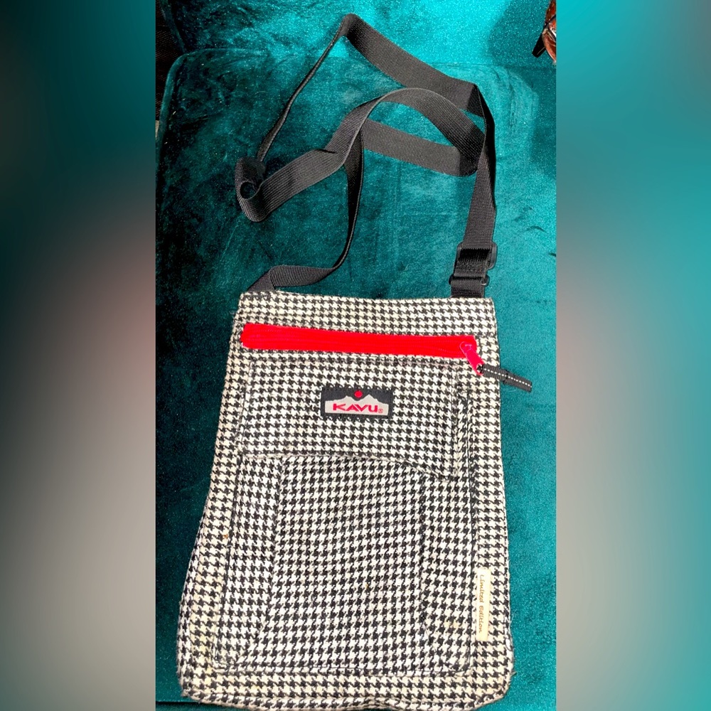 Kavu Keeper Crossbody- Limited Edition-Black/White Ho… - Gem